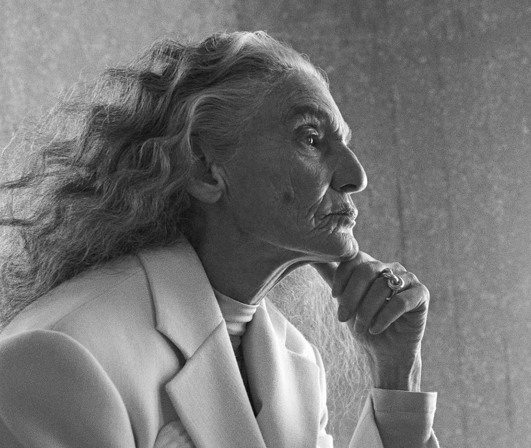 Modelo de 78 anos retorna às passarelas que deixou na juventude