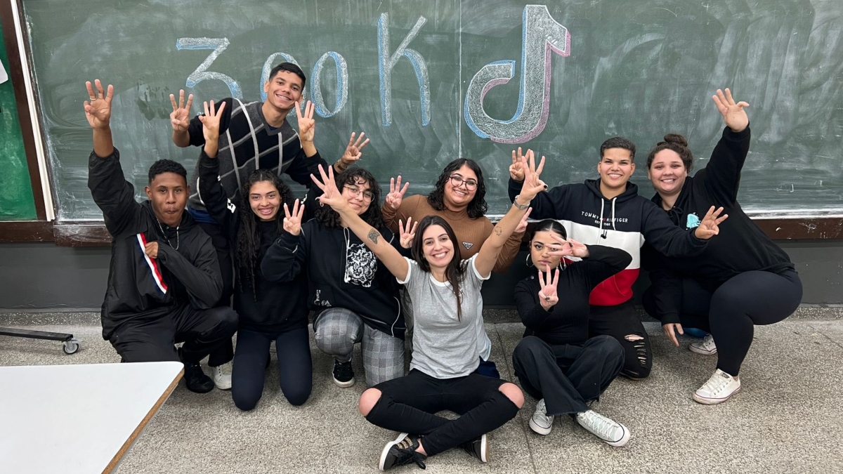 Professora viraliza nas redes sociais com aulas divertidas e ...