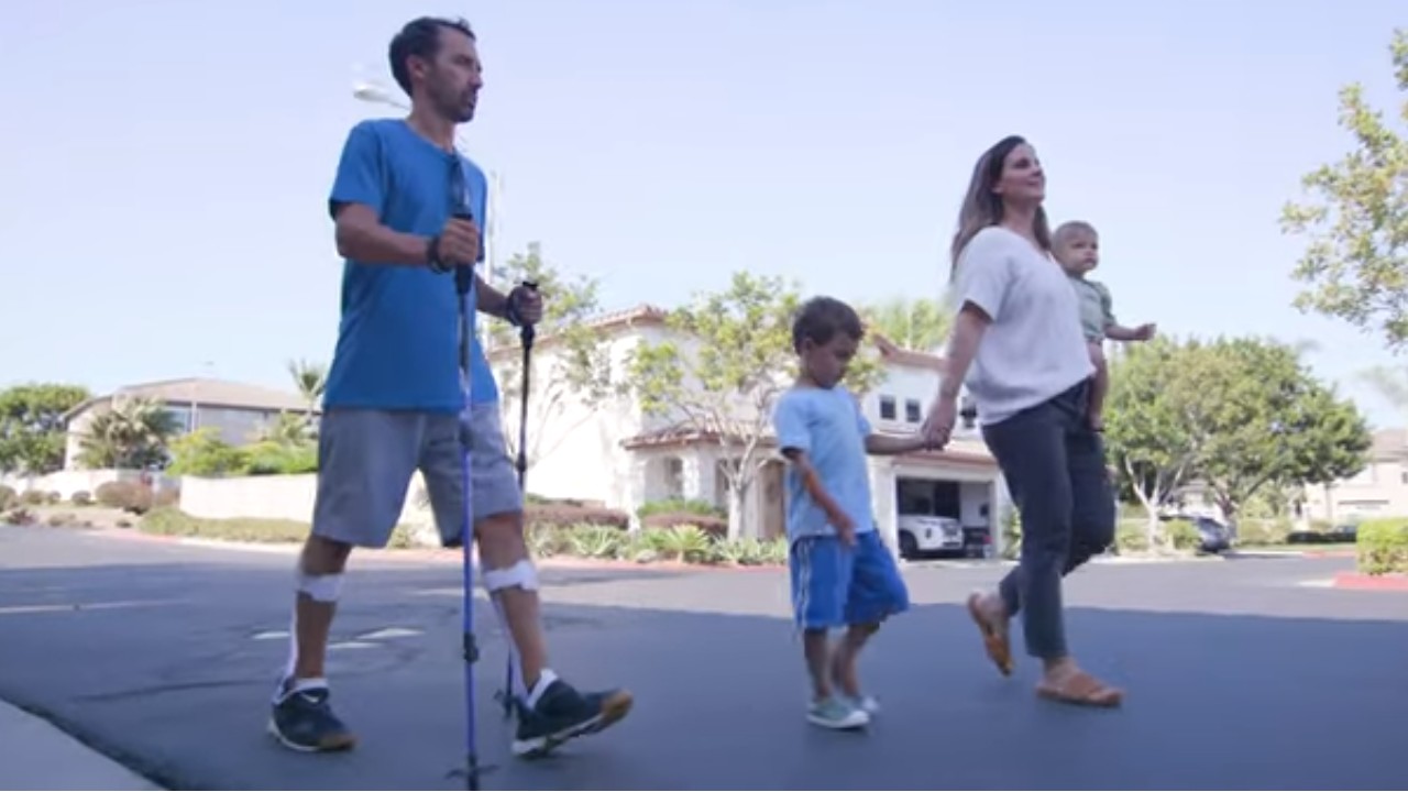 Homem com paralisia tem recuperação impressionante após 2 anos